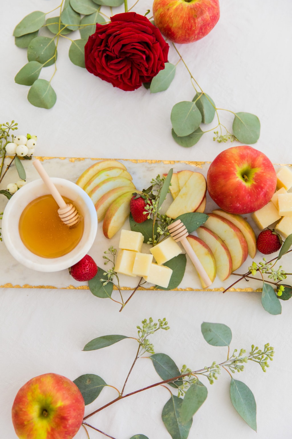 Rosh Hashanah Apples & Honey - Fashionable Hostess