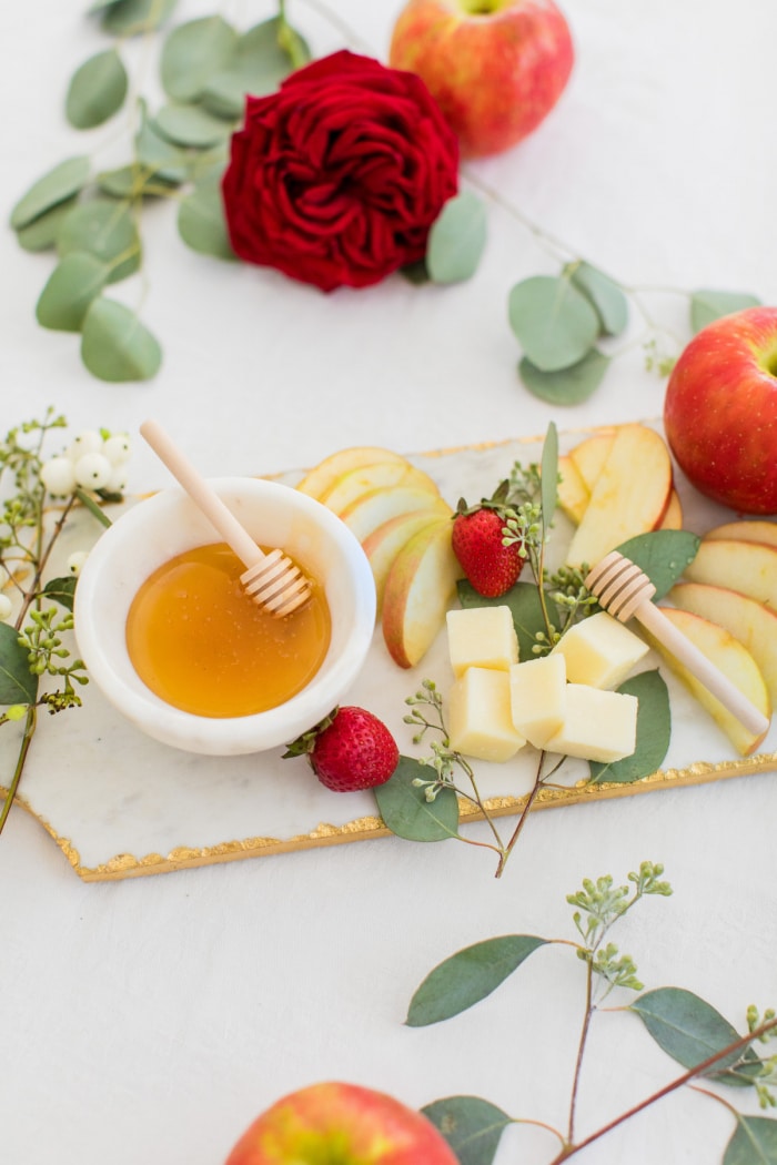 Rosh Hashanah Apples & Honey - Fashionable Hostess